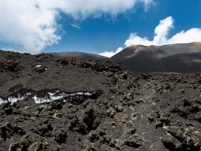 The shape of the lava- Etna Moving